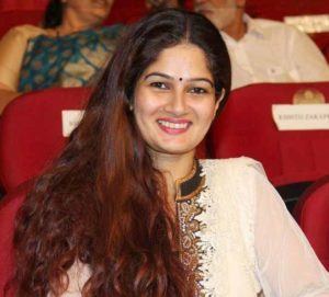 Resham Tipnis Wiki, Age, Husband, Family, Caste, Biography & More - WikiBio