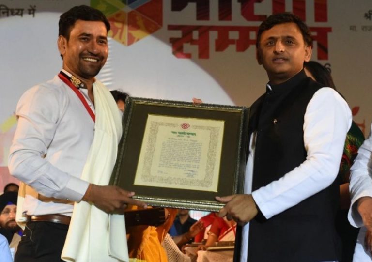 Dinesh Lal Yadav (Nirahua) Wiki, Age, Wife, Family, Biography - WikiBio