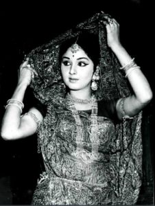 Leena Chandavarkar Wiki, Age, Caste, Husband, Family, Biography & More ...
