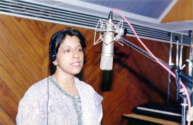 Kavita Krishnamurthy Wiki, Age, Husband, Children, Family, Biography ...