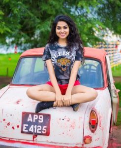 Divi Vadthya Wiki, Age, Height, Boyfriend, Family, Biography & More ...