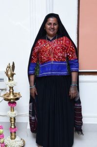 Pabiben Rabari Wiki, Age, Husband, Family, Biography & More - WikiBio