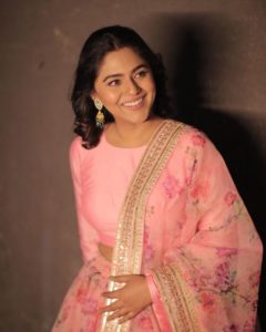 Mrunmayee Deshpande Wiki, Height, Age, Husband, Family, Biography ...