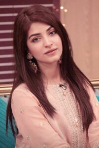 Kinza Hashmi Wiki, Age, Height, Boyfriend, Family, Biography & More ...