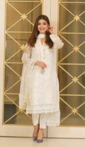 Kinza Hashmi Wiki, Age, Height, Boyfriend, Family, Biography & More ...