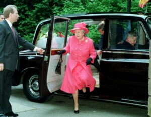 Queen Elizabeth II Wiki, Age, Death, Husband, Children, Family ...