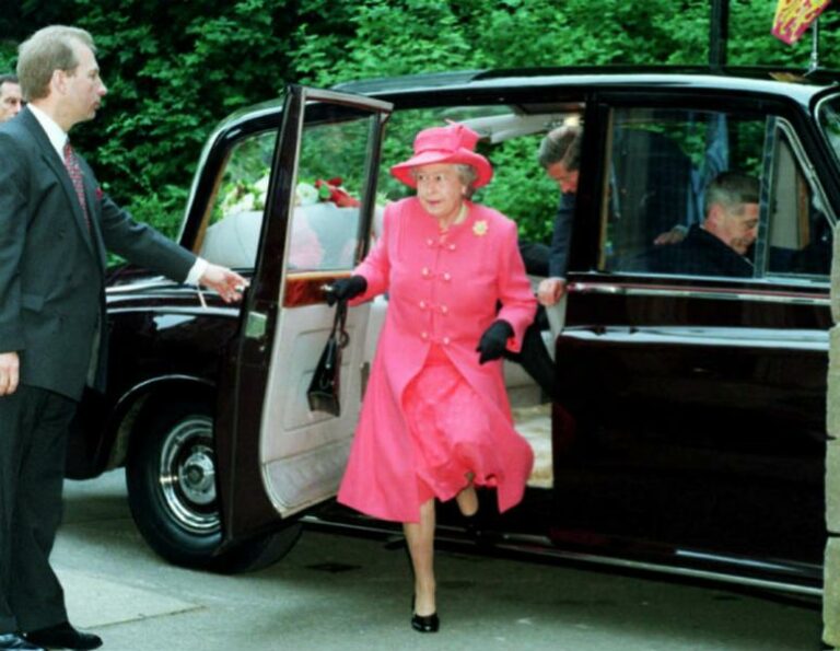 Queen Elizabeth II Wiki, Age, Death, Husband, Children, Family ...