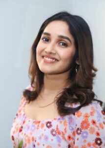 Anikha Surendran Wiki, Age, Family, Biography & More - WikiBio