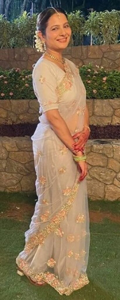 Sonal Jha Wiki, Height, Age, Husband, Children, Family, Biography ...