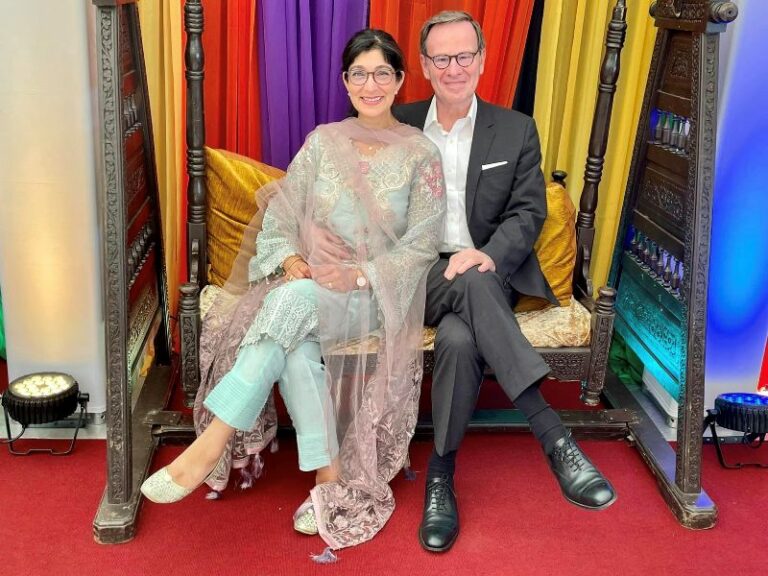 Aarti Holla-Maini Wiki, Age, Family, Biography & More - WikiBio