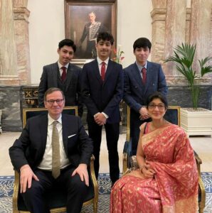 Aarti Holla-Maini Wiki, Age, Family, Biography & More - WikiBio