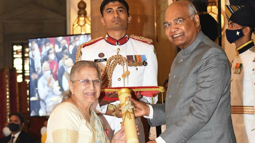 Sumitra Mahajan Wiki, Age, Husband, Children, Family, Biography & More ...