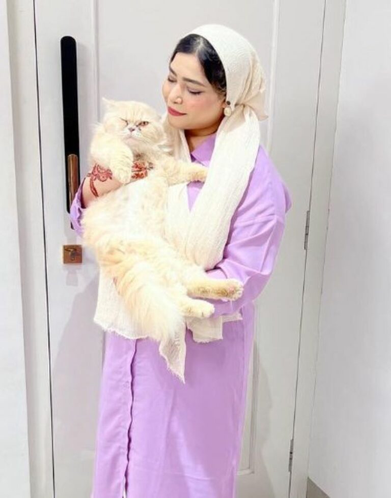 Moonzarin Darbar Wiki, Age, Husband, Family, Biography & More - WikiBio