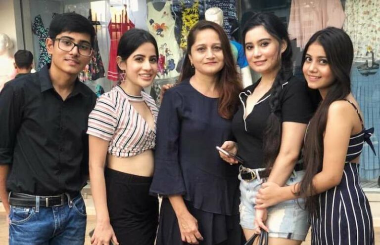 Urusa Javed (Urfi Javed’s sister) Wiki, Height, Age, Boyfriend, Family ...