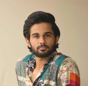 Omkar Kulkarni Wiki, Height, Age, Girlfriend, Wife, Family, Biography ...