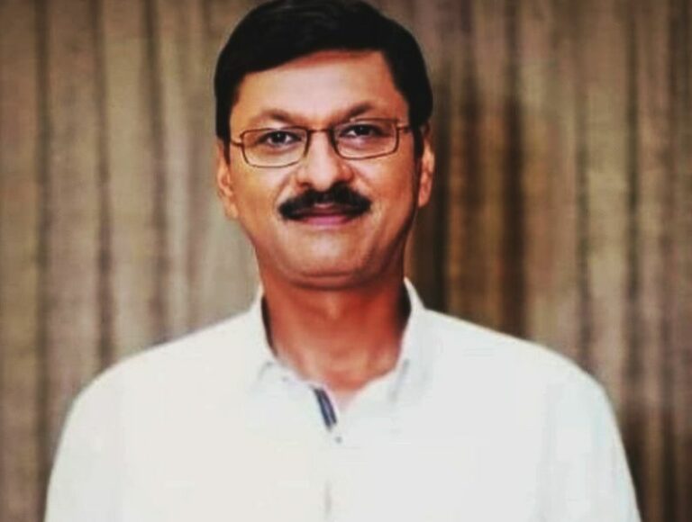 Vinay Pathak Wiki, Height, Age, Wife, Children, Family, Biography ...