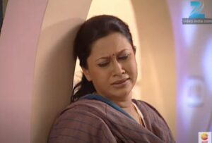 Suchitra Bandekar Wiki, Age, Husband, Children, Family, Biography ...